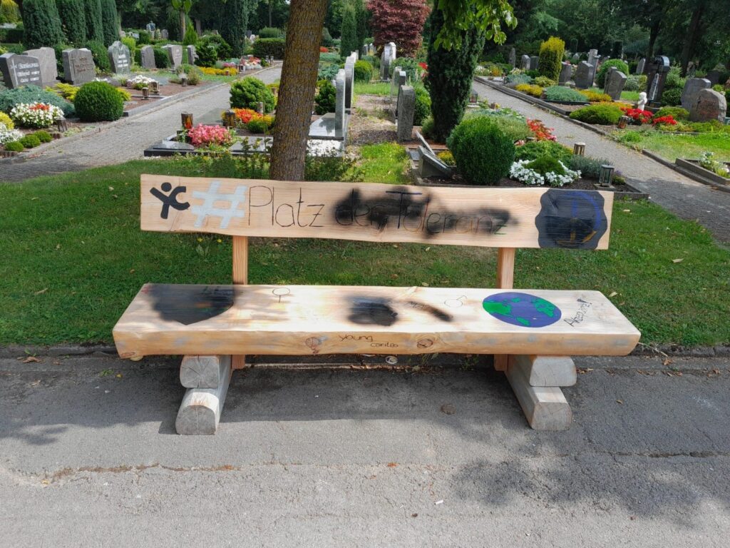 Bank-Kunstwerk beschmiert - Pastoraler Raum Brilon